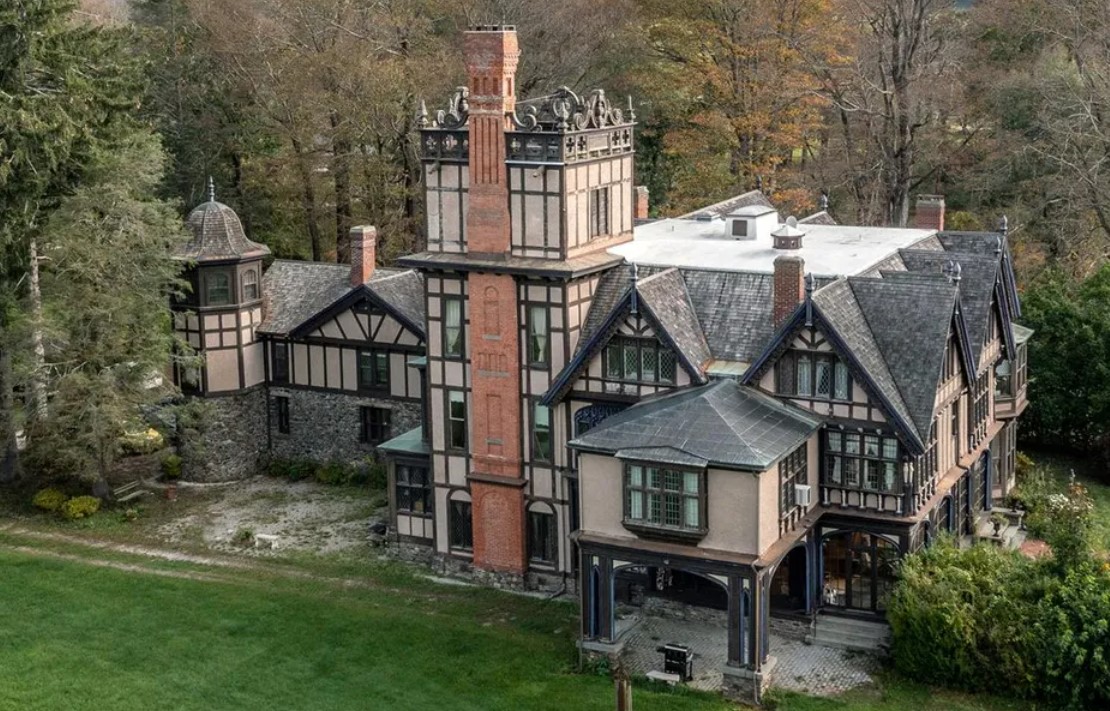 Talk Show Queen Relinquishes Her Castle – Robert Brum